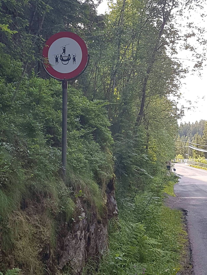 Strange traffic sign in Norway - 9GAG