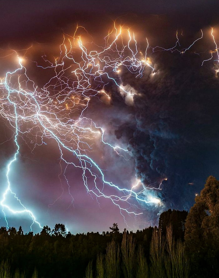 Volcanic lightning - 9GAG