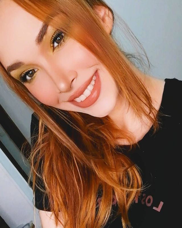 Don't know guys, but I love her smile, by the way, instagram: isa.7 ...