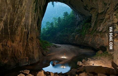Sung dung cave,Vietnam is the biggest cave in the world.has it's own ...