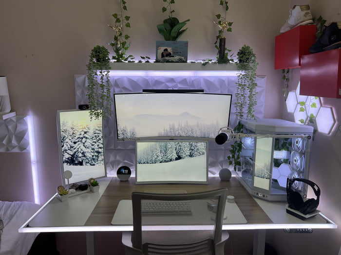 Quad monitor, a all white setup - 9GAG
