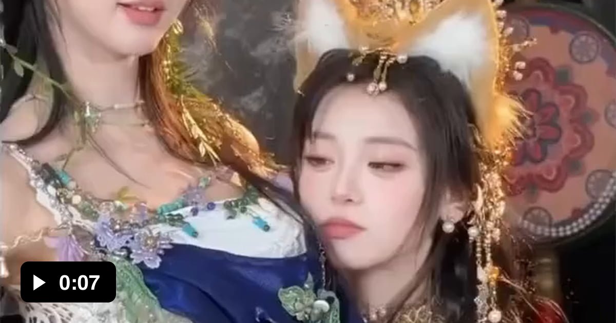 Focus on her left hand - 9GAG