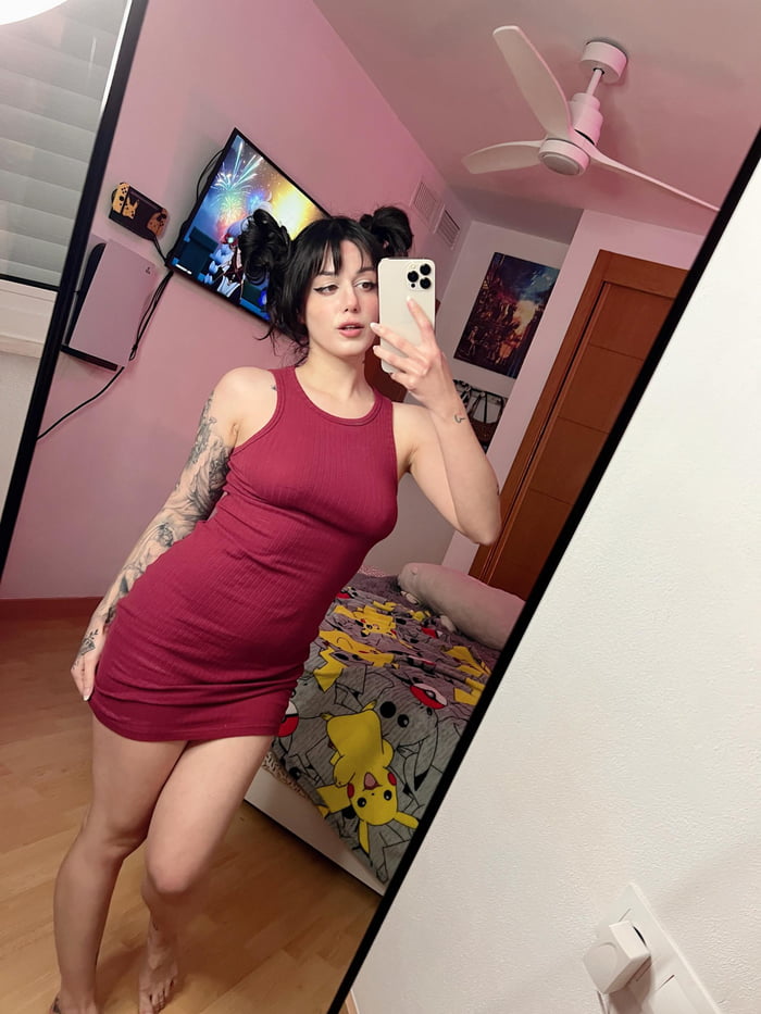 Very tight little red dress - 9GAG