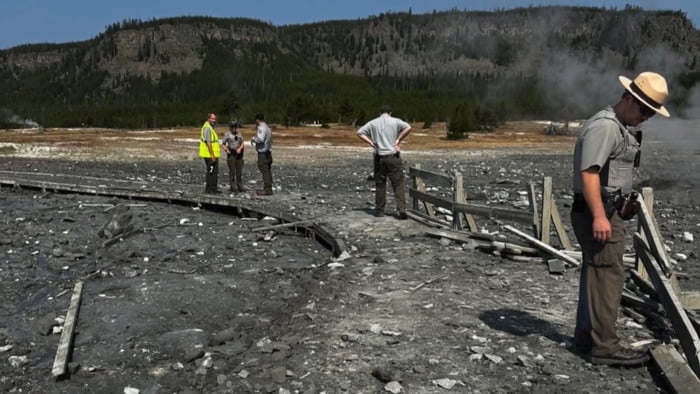 Damage from a hydrothermal explosion at Biscuit Basin in Yellowstone ...