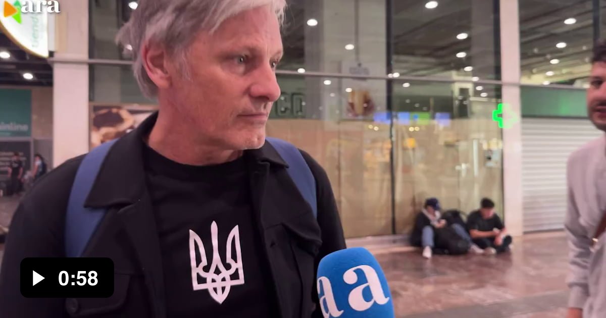 Journalist interviews a random train passanger about the blackout in ...