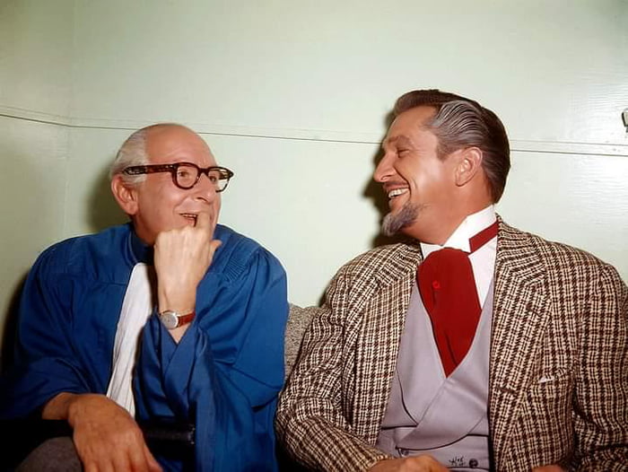 Seemingly in every behind-the-scenes image of Vincent Price we find him ...