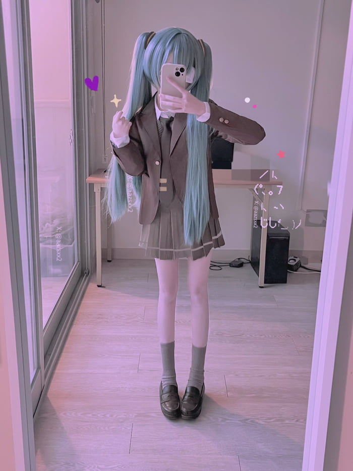 Monitoring Miku cosplay by Dal - 9GAG