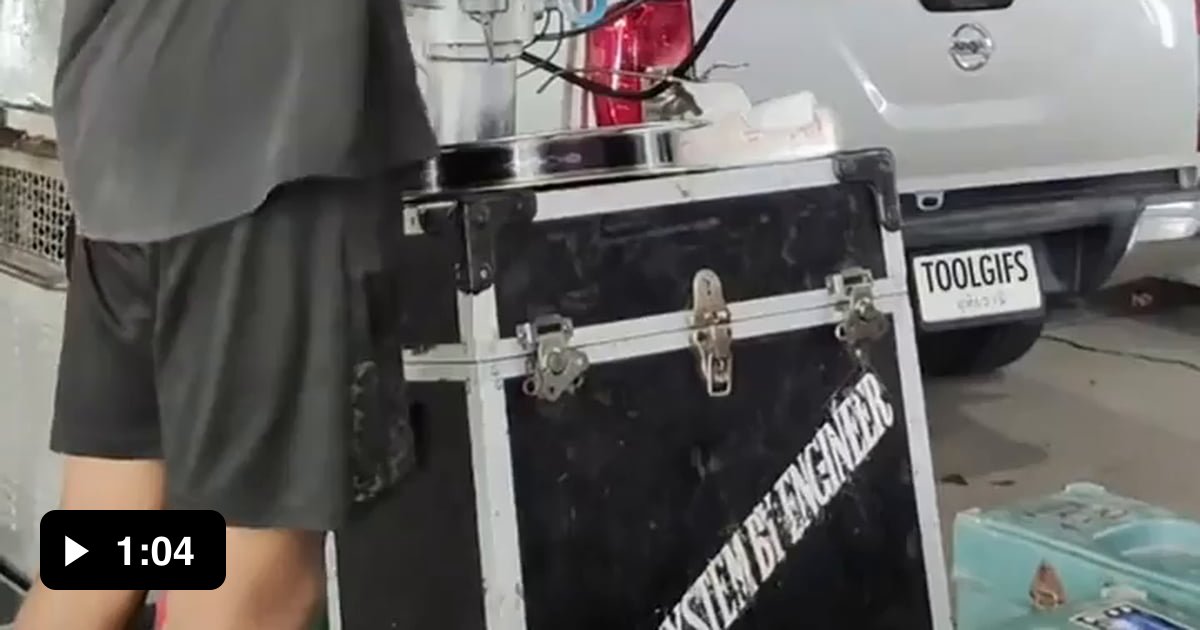 Projectionist hot swapping film reels - 9GAG