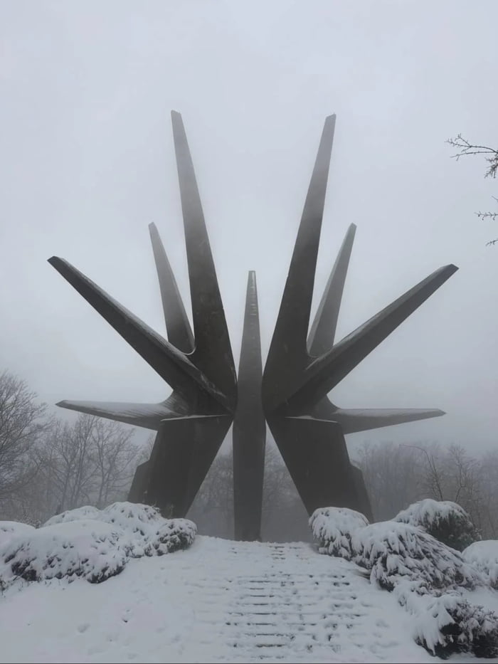 Monument looks like it's for Sauron - 9GAG