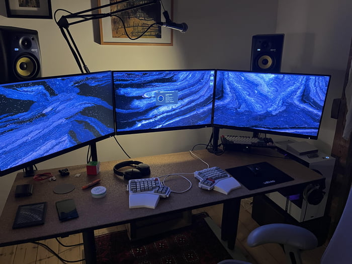 Where to place a fourth monitor? - 9GAG