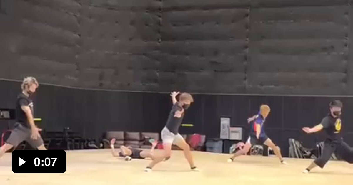 The way these dancers are sync - 9GAG