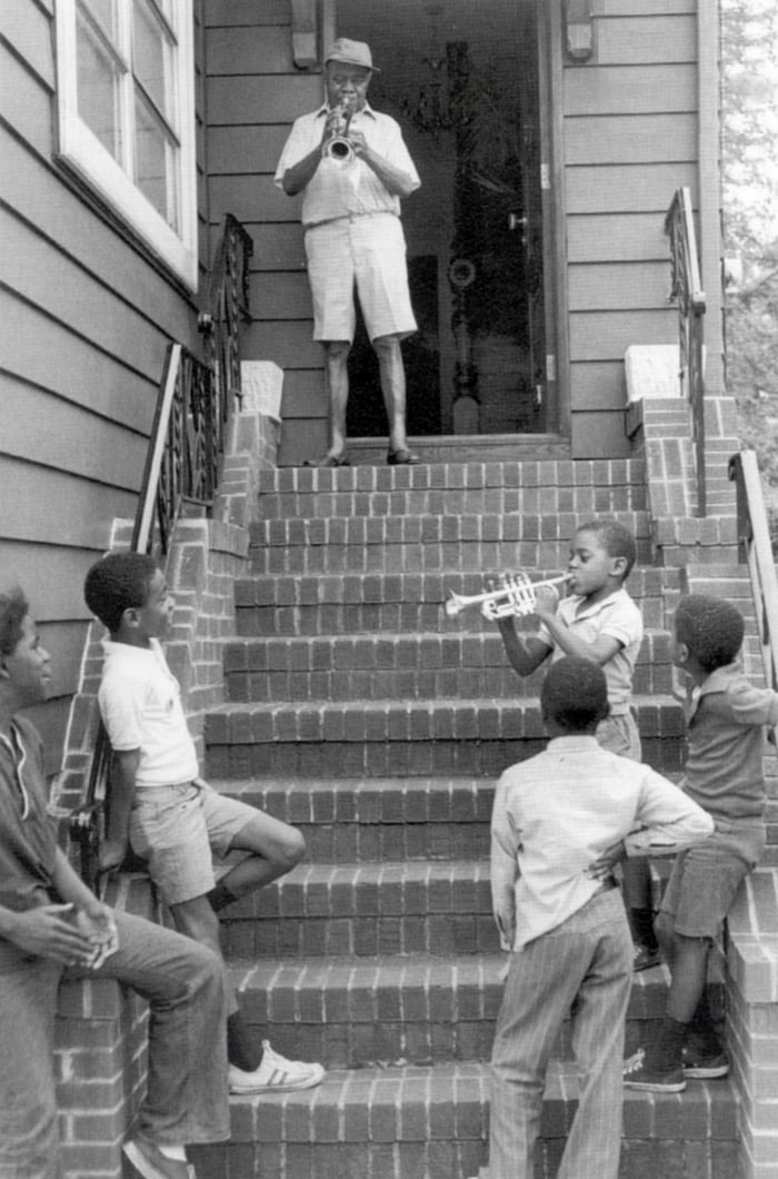 Louis Armstrong with neighborhood kids at the house in Corona, Queens ...