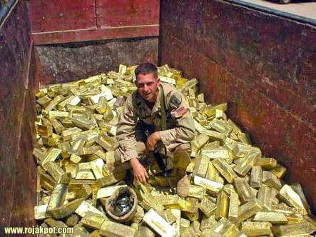 US Soldier posing with the Iraqi gold they are stealing - 9GAG