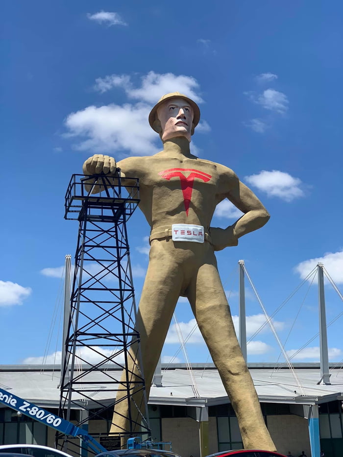 Tulsa, Oklahoma. Tulsa man statue painted with Elon Musks face to persuade Telsa. - 9GAG
