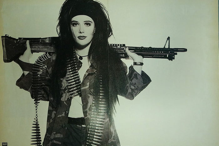 Rachel Goswell of Slowdive, sometime in the early 90s - 9GAG