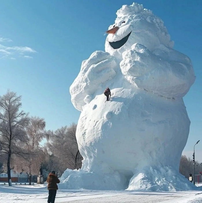 Wow. This may be the world's largest snowman! - 9GAG