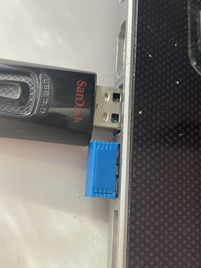 USB stick that's too wide to fit next to literally anything - 9GAG