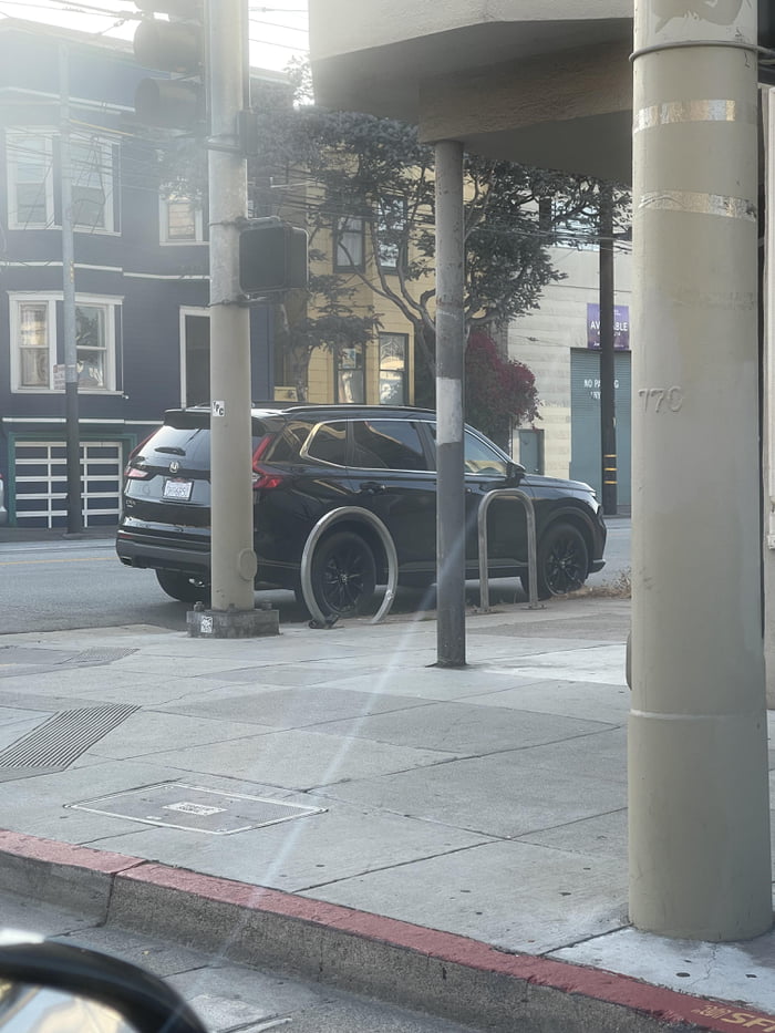 Car parked in the center of a bike rack - 9GAG