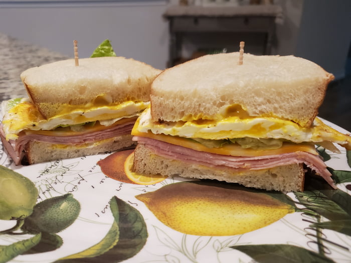 Tasty ham and egg sammy for lunch 🙂 - 9GAG