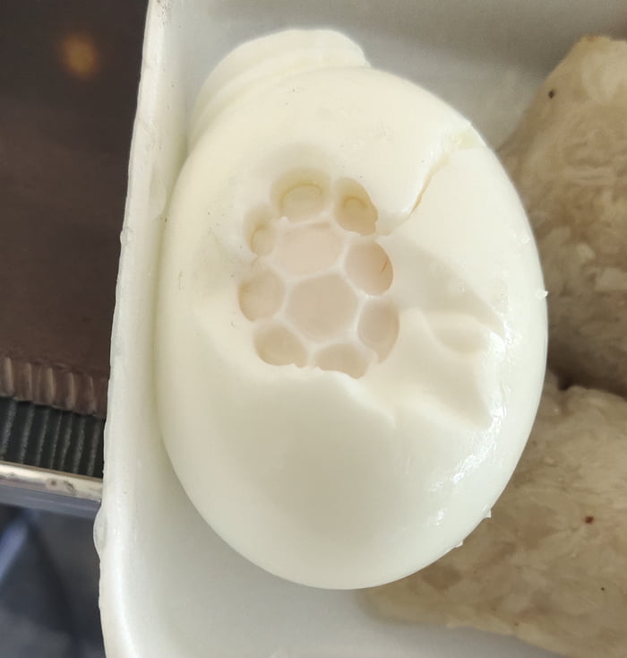My boiled egg formed this hexagonal pattern inside - 9GAG