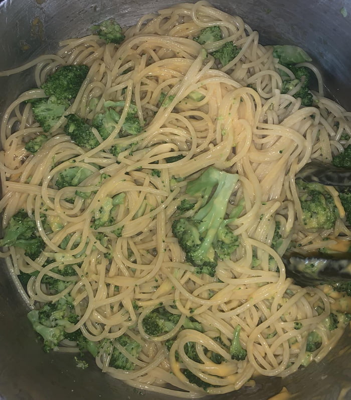 Cheesy spaghetti with broccoli - 9GAG