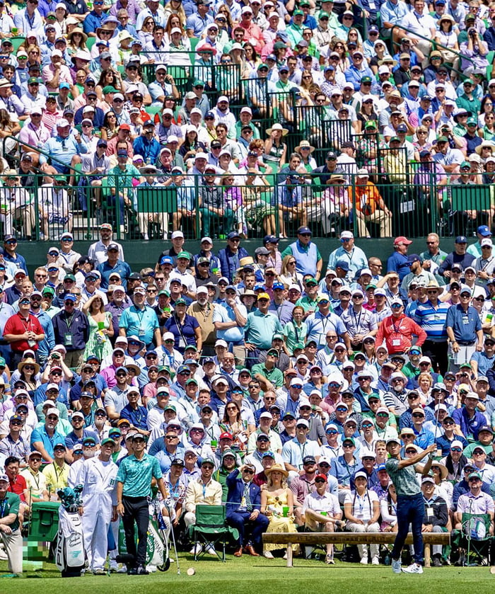 A Rare Sight of a Phone-Free Crowd at the Masters - 9GAG