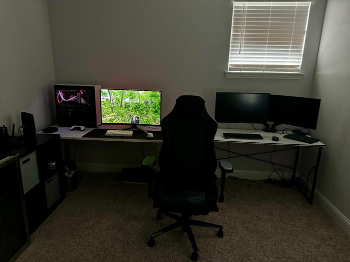 The work and play set up - 9GAG