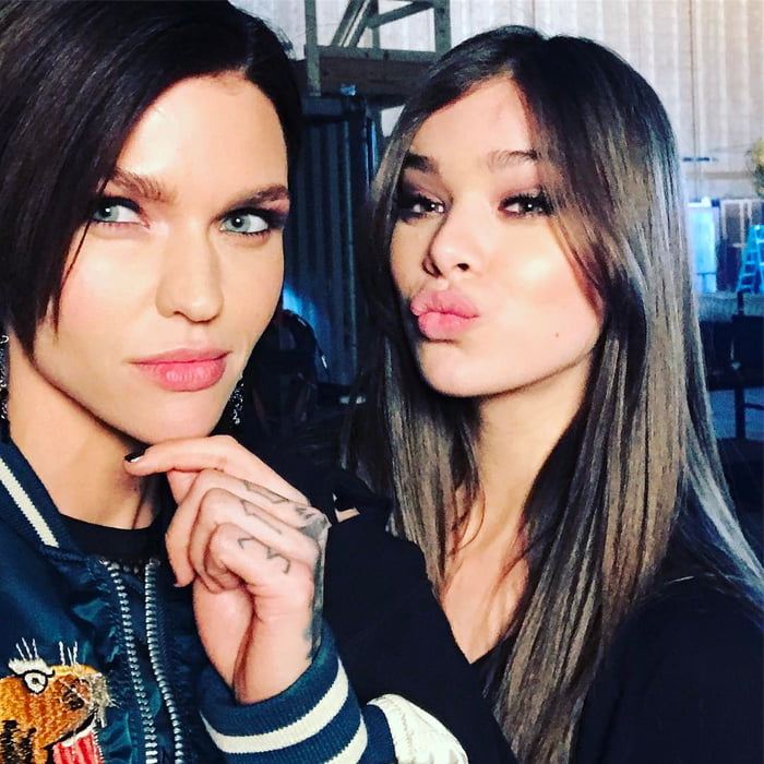 Ruby Rose & Hailee Steinfeld - 9GAG