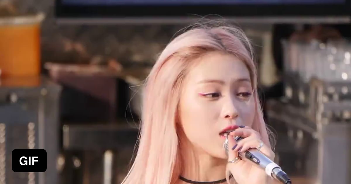 Ryujin’s cleavage - ITZY - 9GAG