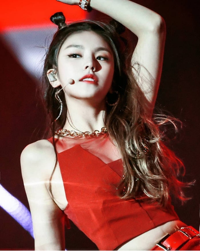 ITZY - Yeji looking seductive - 9GAG