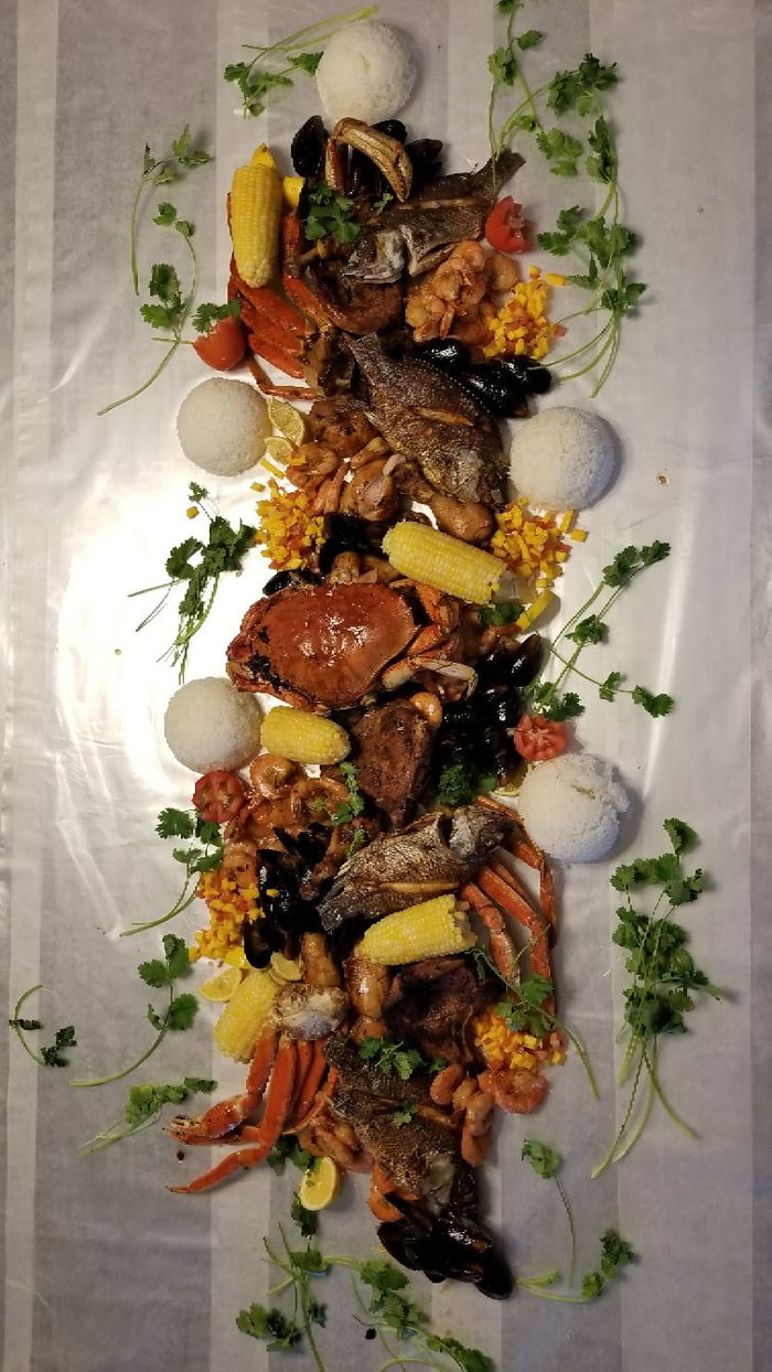 Boodle fight without banana leaves - 9GAG