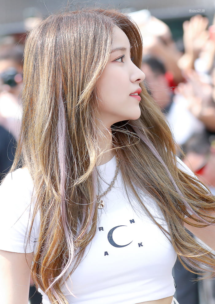Sowon's beautiful side profile! - 9GAG