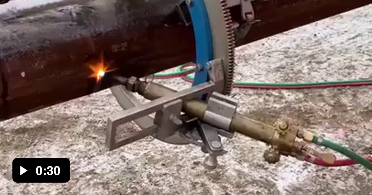 Using a hand crank to help accurately cut a pipe - 9GAG