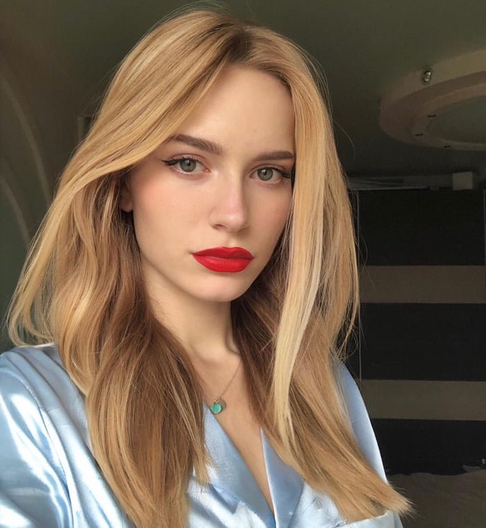 Ulia Suhorukova - 9GAG