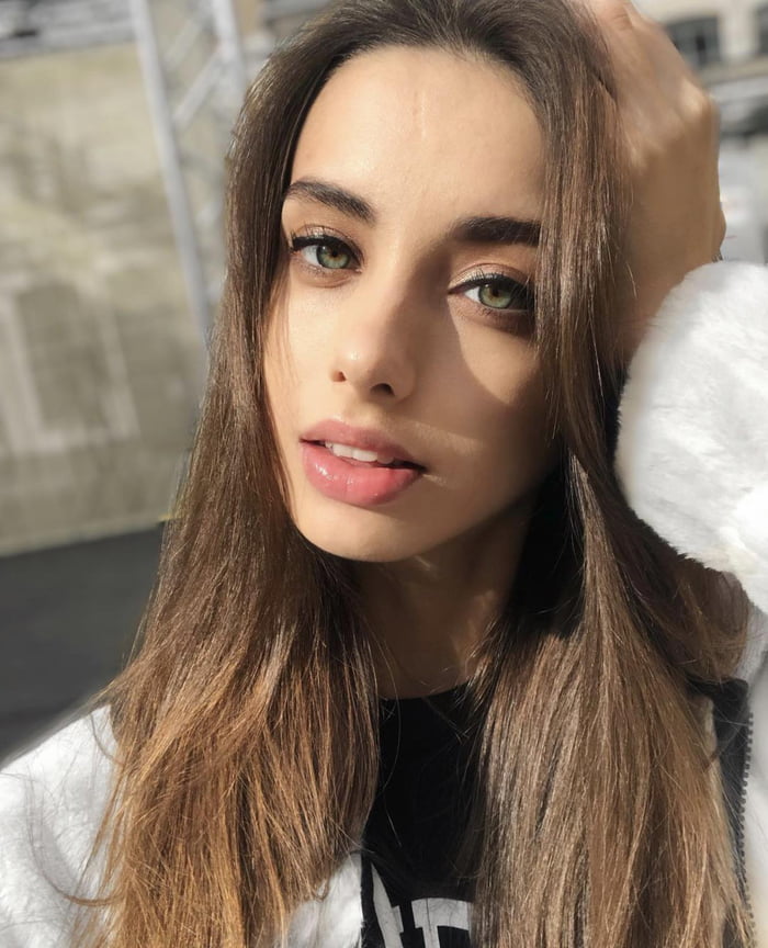 Elizabeth Kovalenko - 9GAG