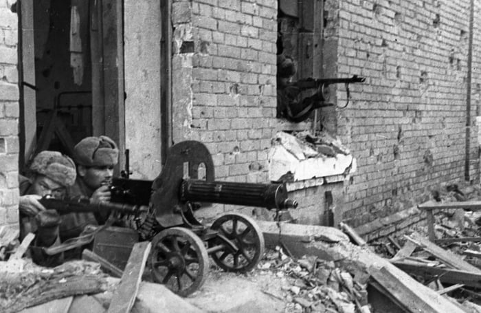 Soviet Maxim machine gun squad in Stalingrad. 1942 - 1943 - 9GAG