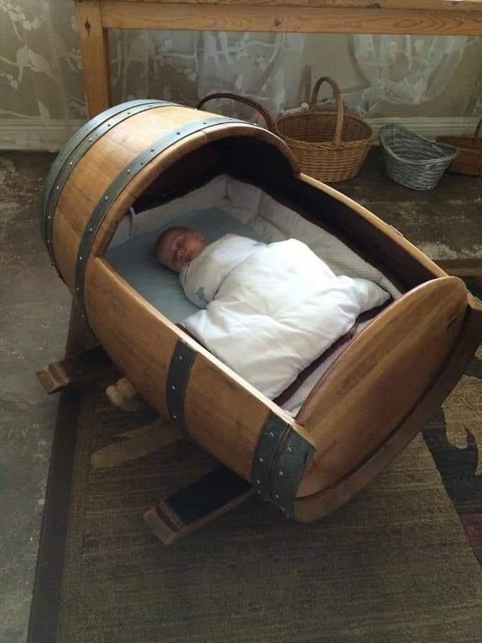 Someone with imagination built this interesting crib - 9GAG