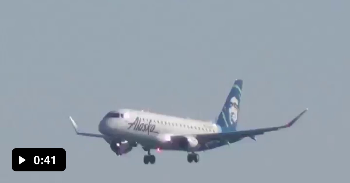 United Airlines Boeing 737 MAX and Alaska Airlines Embraer 175 landing ...