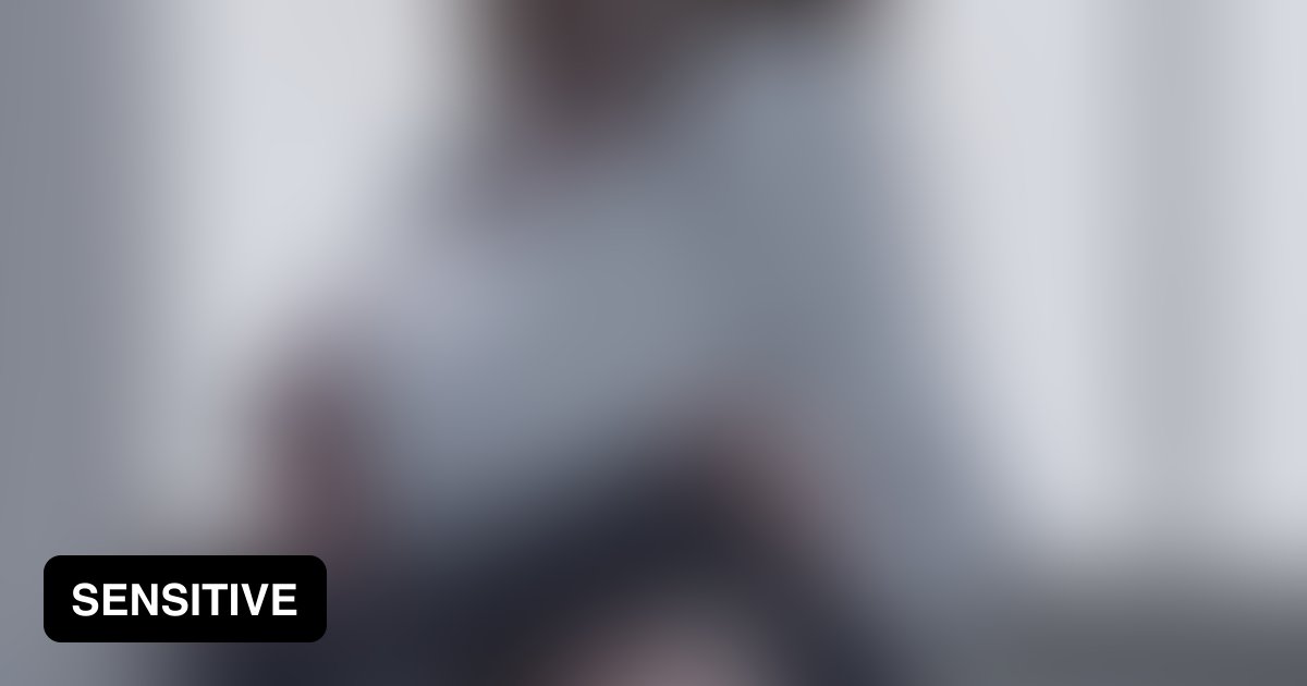 Showing her THICC thighs - 9GAG