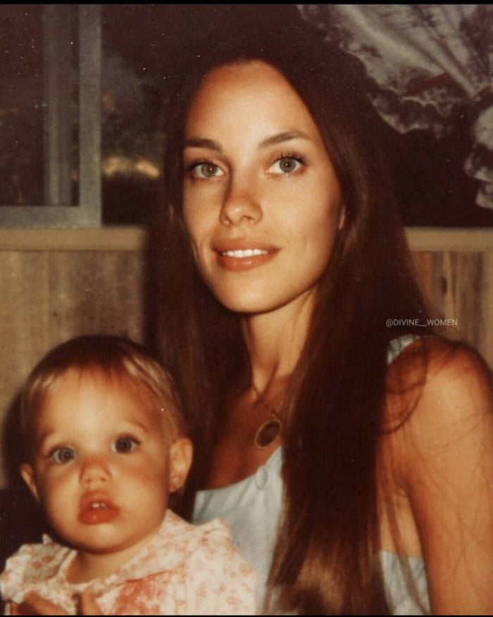 Marcheline Bertrand with her daughter Angelina Jolie. - 9GAG