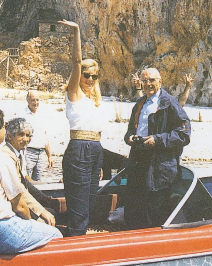 Ο πραγματικός Πλανητάρχης & η πραγματική ΔΗΜΗΤΡΑ - 9GAG