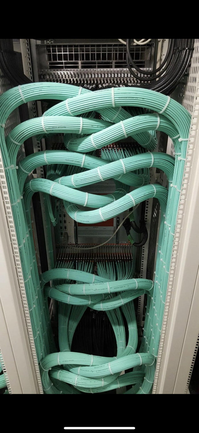 Perfect wire management - 9GAG