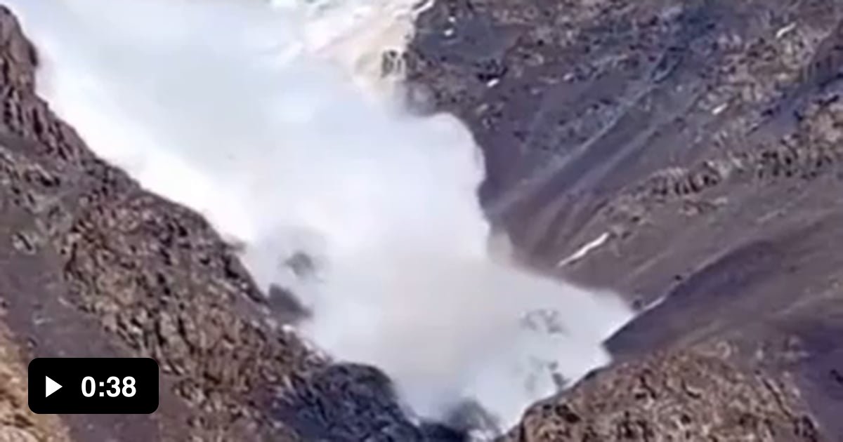 Hiker catches insane avalanche on camera - 9GAG