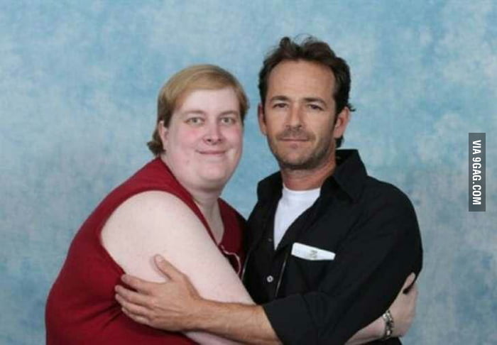 Awkward photo of Luke Perry and a fan - 9GAG