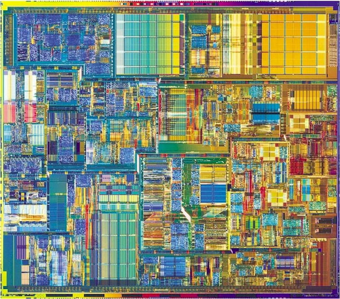 A Pentium 4 processor under a high-powered microscope - 9GAG
