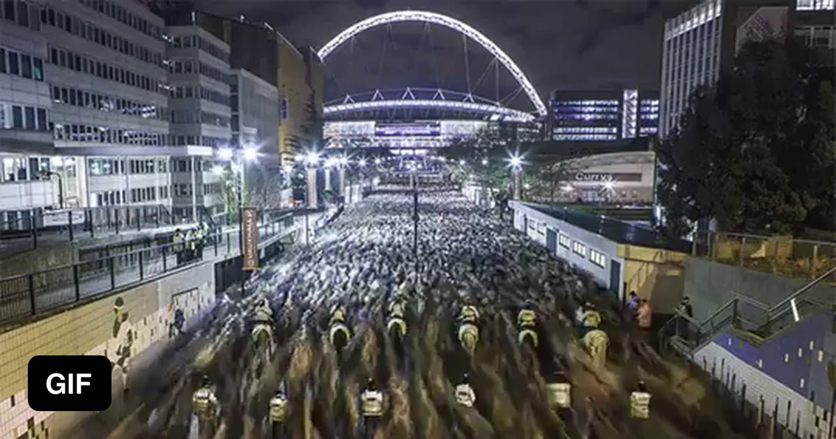 13 police officers enduring the flow - 9GAG