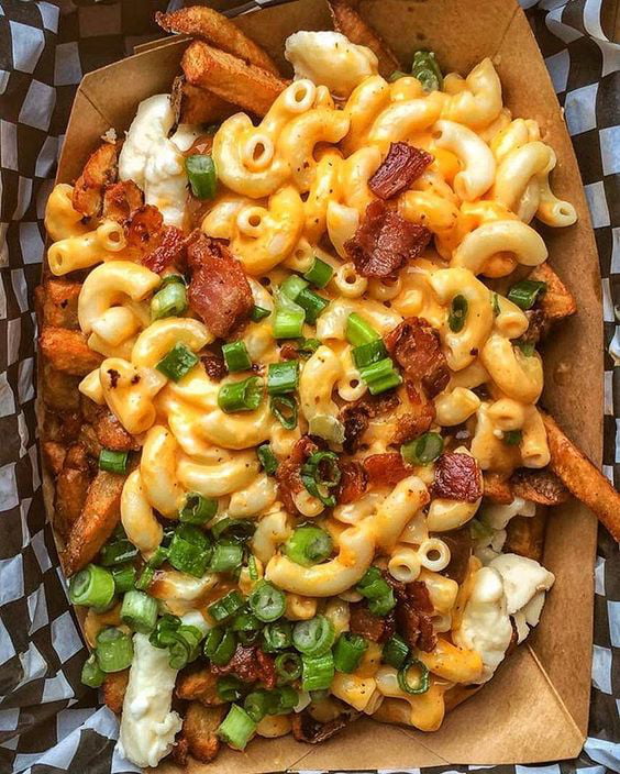 Mac N' Cheese Poutine with Bacon and Green Onions - 9GAG