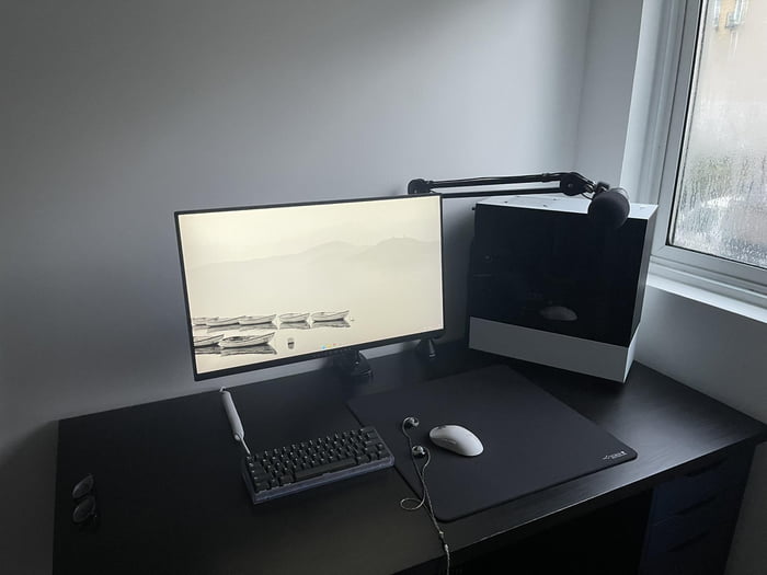 Minimalist setup on a rainy day - 9GAG