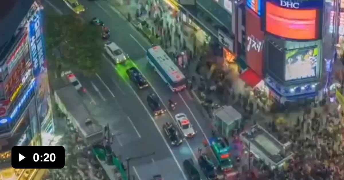 Shibuya Scramble Crossing in Tokyo, Japan. 3000 people crossing at a ...