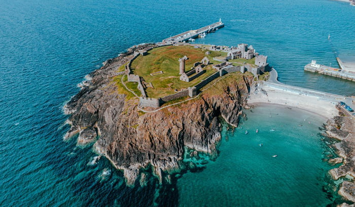 Peel Castle (Cashtal Phurt ny h-Inshey in Manx Gaelic) is a castle in ...